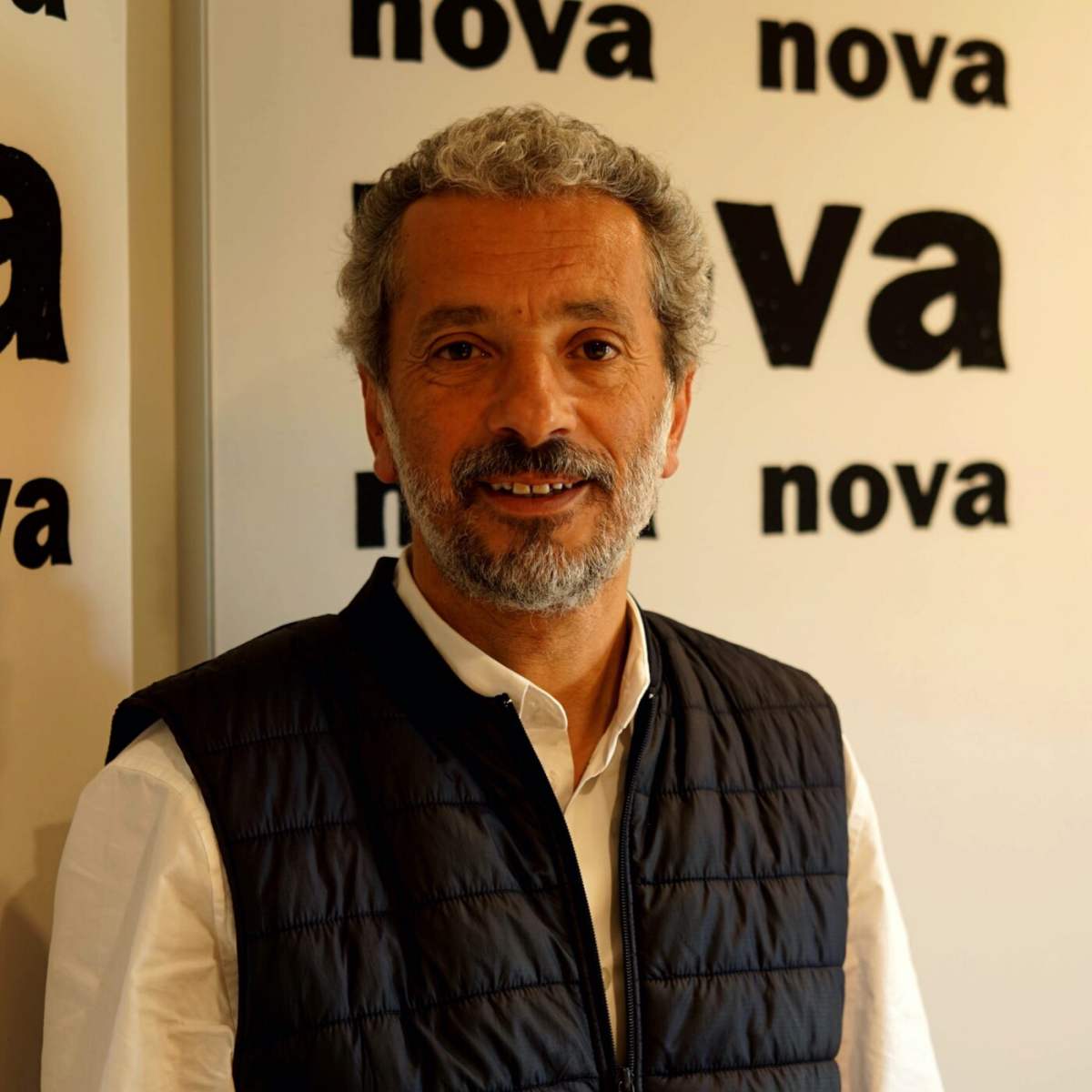 Rencontre avec le journaliste Farid Alilat pour sa biographie "Idir, Un ...